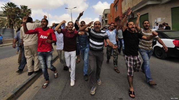 In pictures: Benghazi bomb attack - BBC News