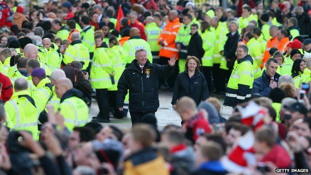 Manchester United parade trophy and mark Alex Ferguson's retirement ...