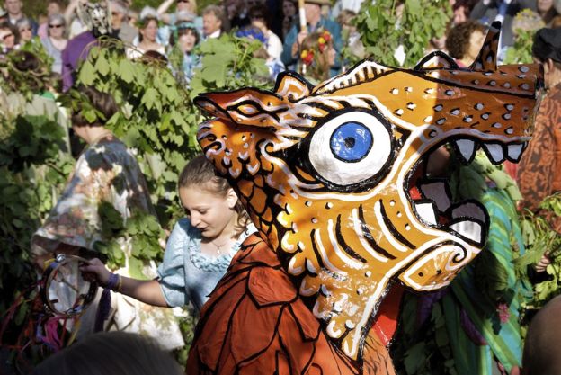 In pictures: A journey through the English ritual year - BBC News