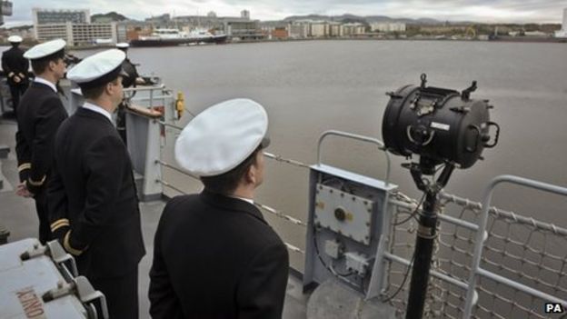 HMS Edinburgh arrives in Leith on its final trip - BBC News