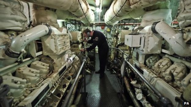 HMS Edinburgh arrives in Leith on its final trip - BBC News