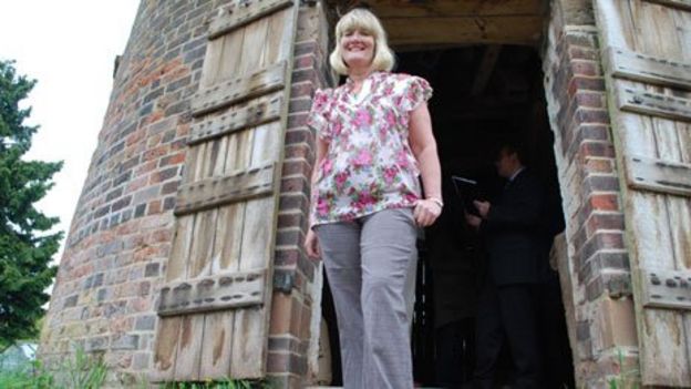 Berkswell Windmill reopens after £200k restoration - BBC News