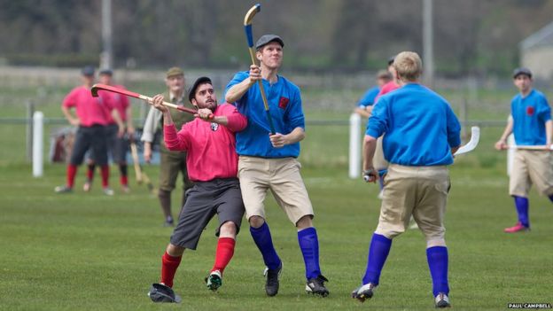 In pictures: Victorian shinty game re-enacted - BBC News