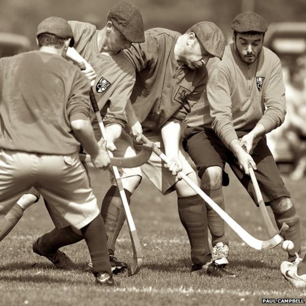 In pictures: Victorian shinty game re-enacted - BBC News