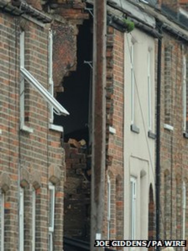 Newark house blast: DIY 'possible cause' of explosion - BBC News