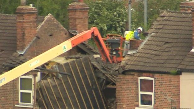 Newark house blast: Homes being demolished - BBC News