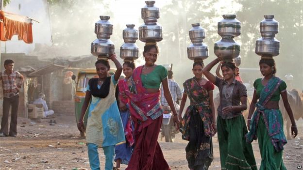 In pictures: Keeping cool in India's heat wave - BBC News