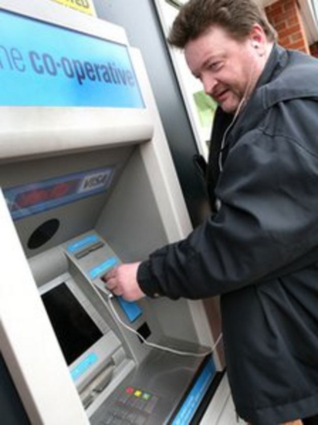 Co-op bank rolls out talking cashpoints - BBC News