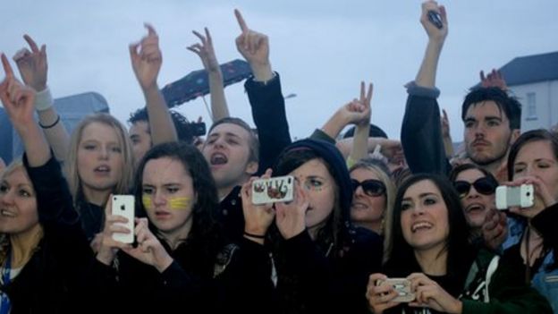 Musicians frustration at fans filming their gigs - BBC News