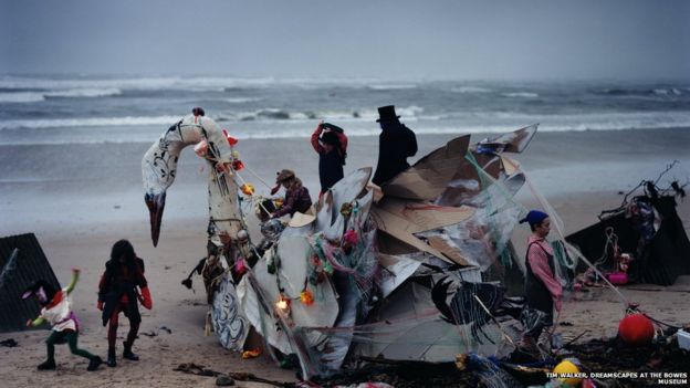 In pictures: Tim Walker's Dreamscapes exhibition - BBC News