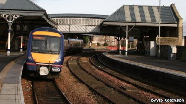 Call for Edinburgh-Perth railway line to reopen - BBC News