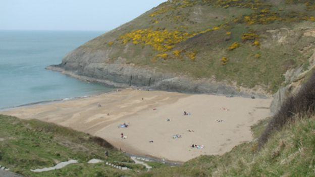 Mwnt shoreline search for man washed off rocks - BBC News