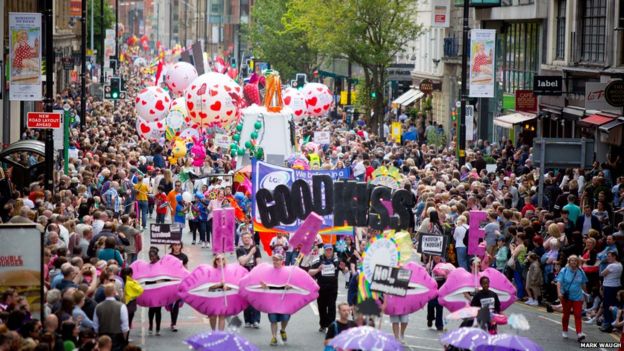 In pictures: City celebrates with Manchester Day Parade - BBC News