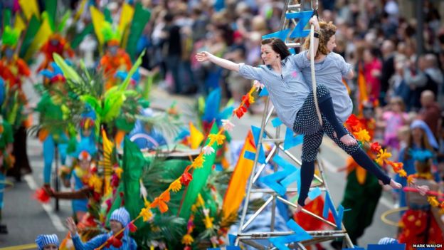 In pictures: City celebrates with Manchester Day Parade - BBC News