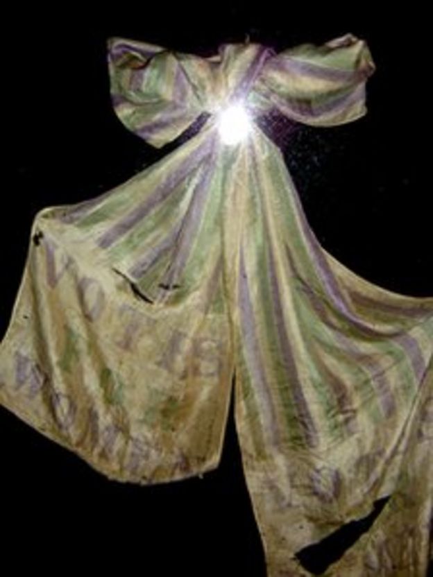 Suffragette Emily Davison's scarf on show in Morpeth - BBC News