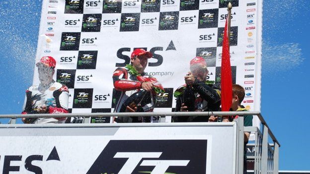 Isle of Man TT: Michael Rutter wins third TT Zero - BBC Sport