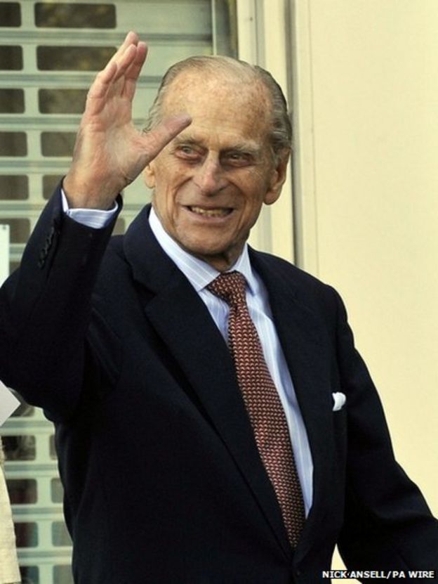 Prince visits oldest steamship SS Robin - BBC News