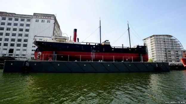 Prince visits oldest steamship SS Robin - BBC News