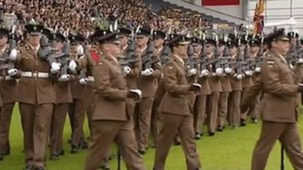 Mercian Regiment gets new colours - BBC News