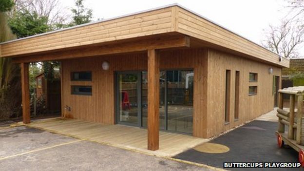 Stephen Fry makes Norfolk playgroup survival pledge - BBC News