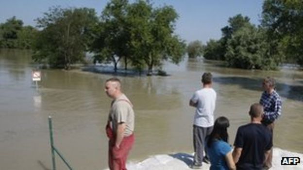 Hungary floods: Villagers evacuated as precaution - BBC News