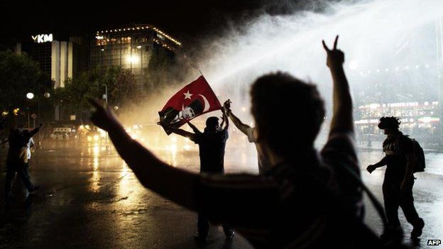 Ankara protesters clash with Turkish police - BBC News