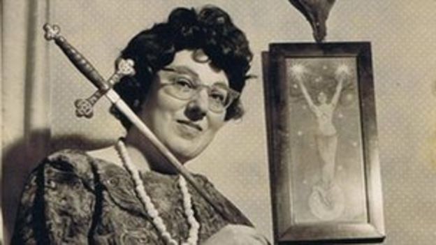 Brighton witch Doreen Valiente gets blue plaque - BBC News