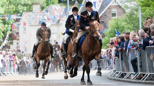 Selkirk Common Riding remembers Flodden 500 years ago - BBC News