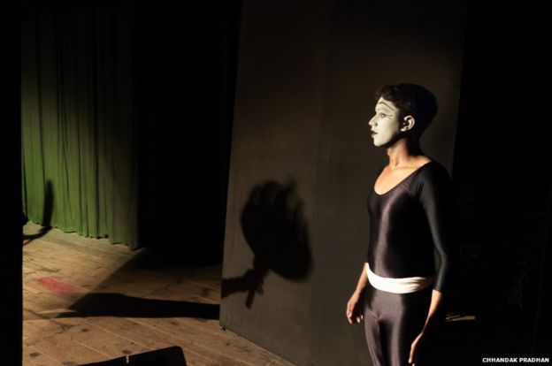 In pictures: India's dying mime art - BBC News