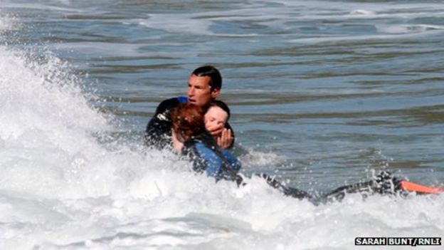 Surfer in trouble at St Agnes thanks rescuer - BBC News