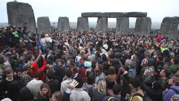 Summer solstice draws thousands to Stonehenge - BBC News