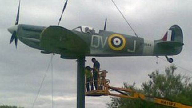 Lytham and St Annes' World War II Spitfire: Plaque unveiled - BBC News