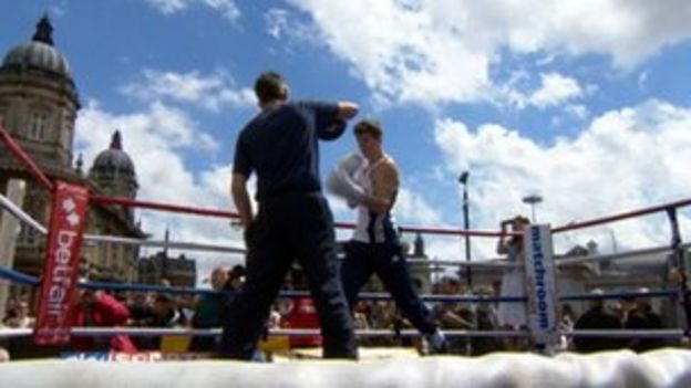 Hull Olympic boxer Luke Campbell trains in public - BBC News