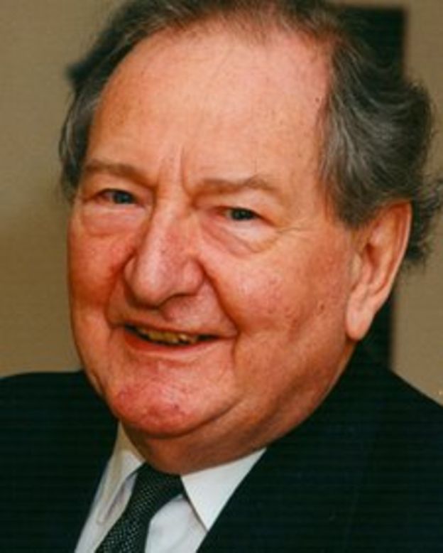 Tributes paid to man who 'led the way' in Manx politics - BBC News