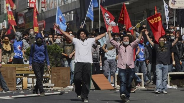 Twitter ban: Turkey's President Gul challenges PM's move - BBC News