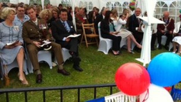 Private Thomas Wroe honoured with birthday plaque - BBC News