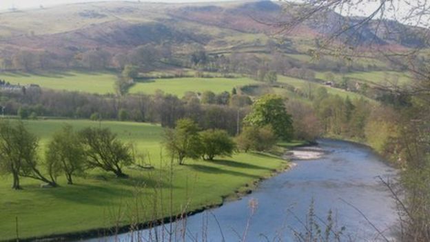 Weed picking: Big Dee Day Invasion on north Wales rivers - BBC News