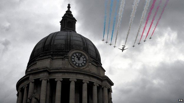 Red Arrows fly-past marks Armed Forces Day in Nottingham - BBC News