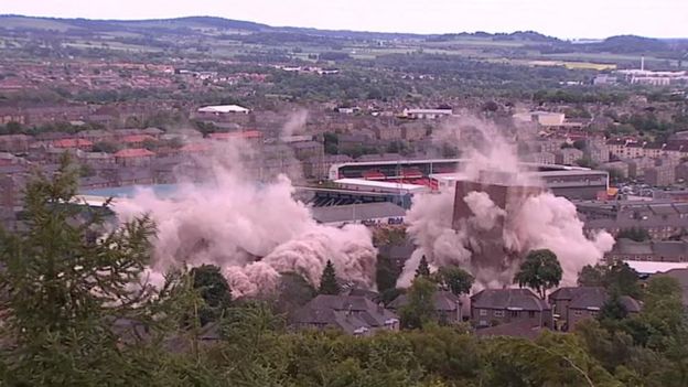 In pictures: Bringing down the Dundee tower blocks - BBC News