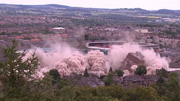 In pictures: Bringing down the Dundee tower blocks - BBC News