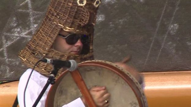 Armagh Rhymers play Glastonbury festival - BBC News