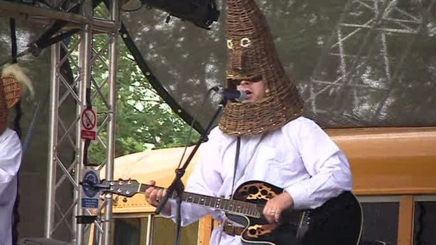 Armagh Rhymers play Glastonbury festival - BBC News