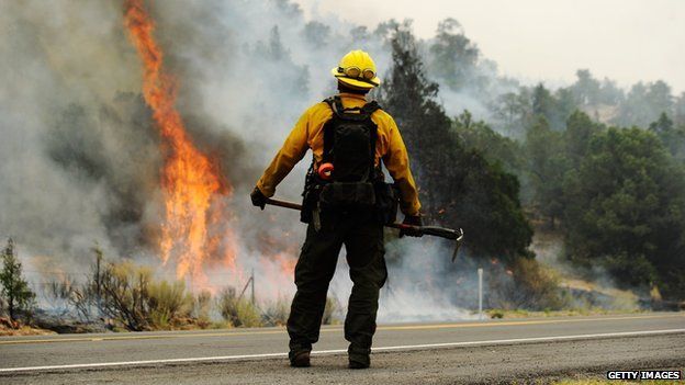 Arizona wildfire: Battling the blaze - BBC News