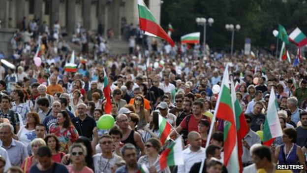 Bulgaria new election urged amid mass protests - BBC News