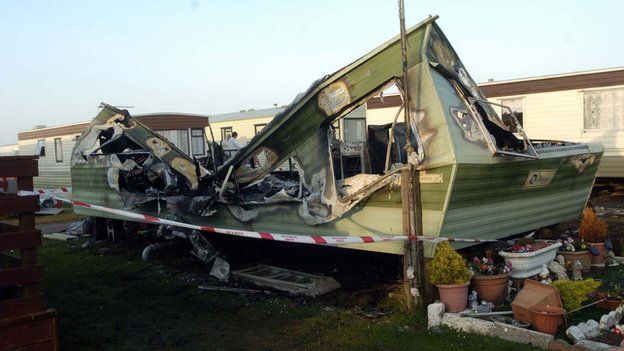 Caravan fire as couple watch Andy Murray on TV - BBC News