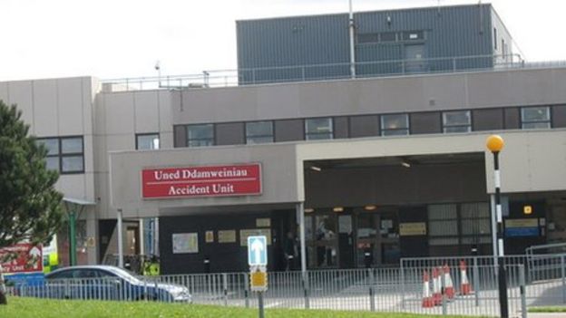 'Significant failings' in care at Deeside hospital - BBC News