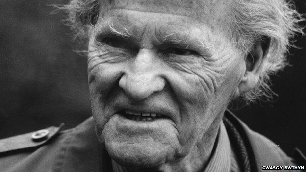 RS Thomas: New biography dispels 'curmudgeon' image - BBC News