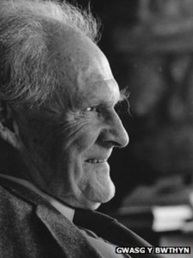 RS Thomas: New biography dispels 'curmudgeon' image - BBC News