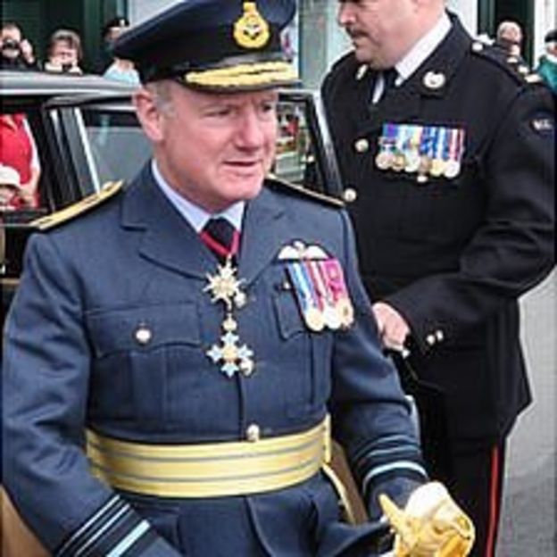 Governor receives Alderney States petition - BBC News