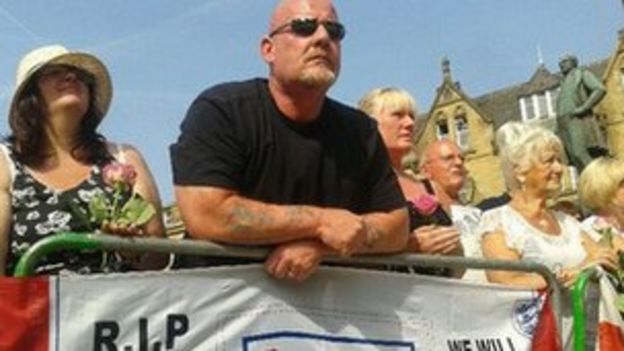 Lee Rigby: Thousands fall silent for funeral - BBC News